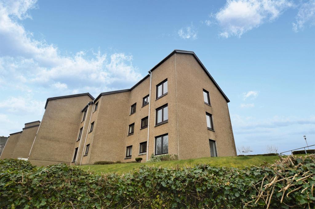 2/R, 12 Kelburn Court, Largs, KA30 8HN 2 bed flat - £129,000