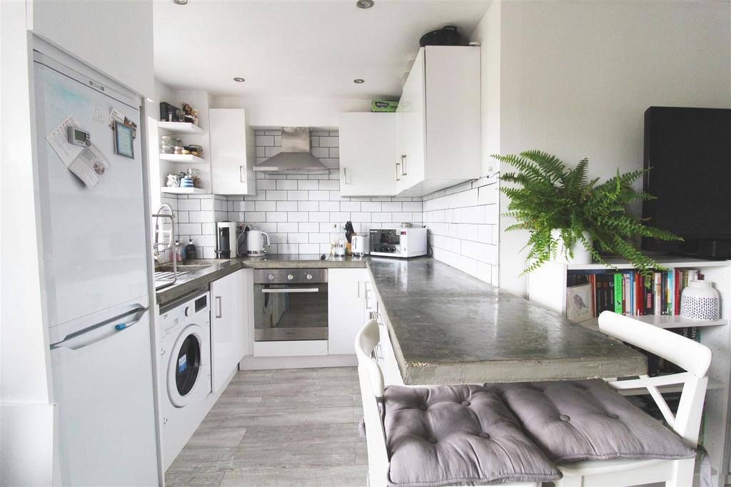 Autumn Drive, Sutton 2 bed apartment - £275,000