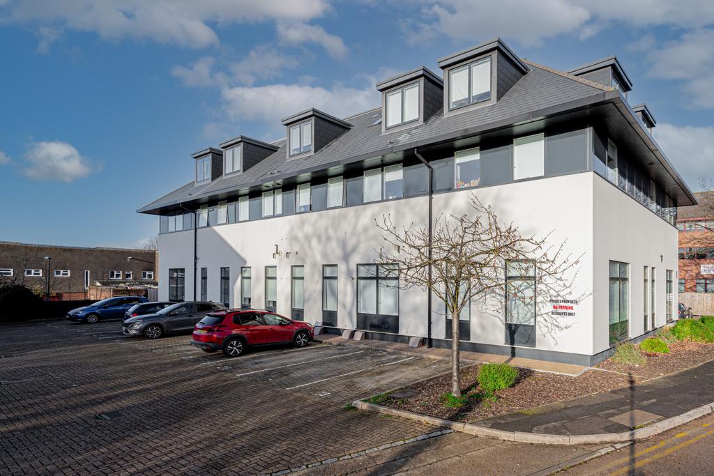 Leatherhead 2 bed flat - £290,000