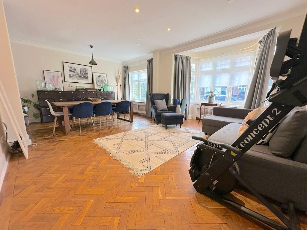 Ringwood Avenue, London 4 bed detached house - £4,500 pcm (£1,038 pw)