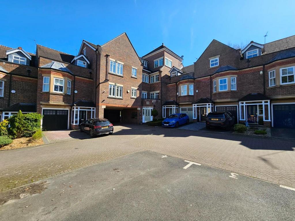 Regency Court, Grove Lane, Hale 2 bed apartment - £1,350 pcm (£312 pw)