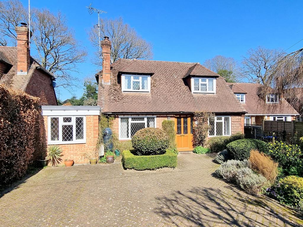 Backwoods Close, Lindfield, RH16 3 bed chalet - £725,000