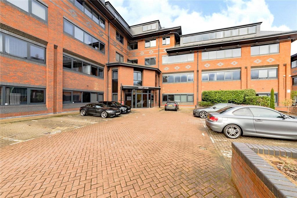 Everard Close, St. Albans... 2 bed apartment - £1,750 pcm (£404 pw)