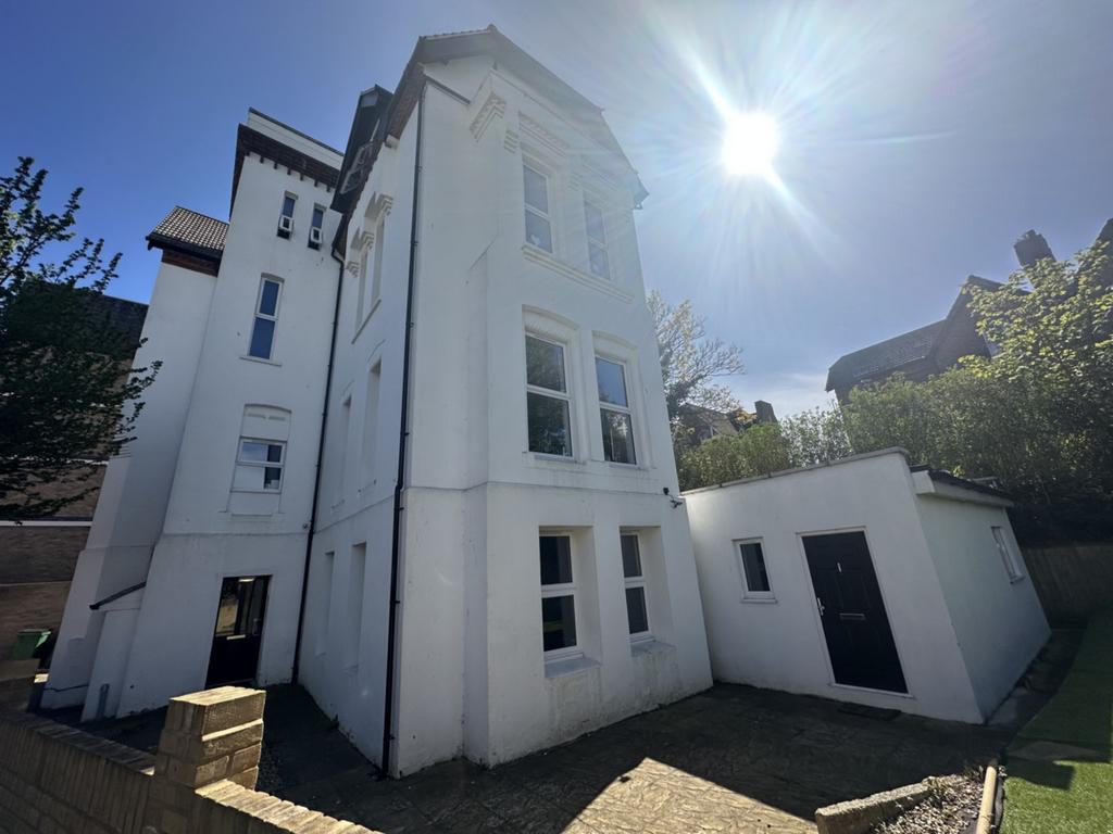 Cheriton Gardens, Folkestone, CT20 1 bed flat - £895 pcm (£207 pw)