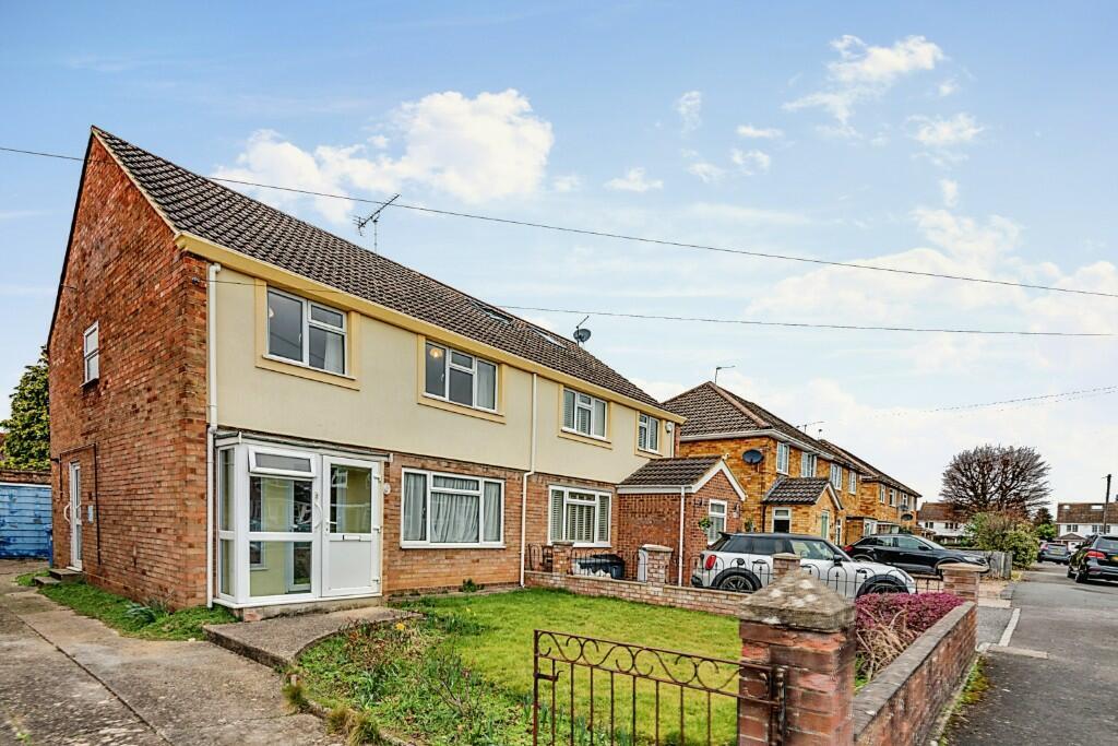 Ray Lea Close, Maidenhead 3 bed semi-detached house - £500,000