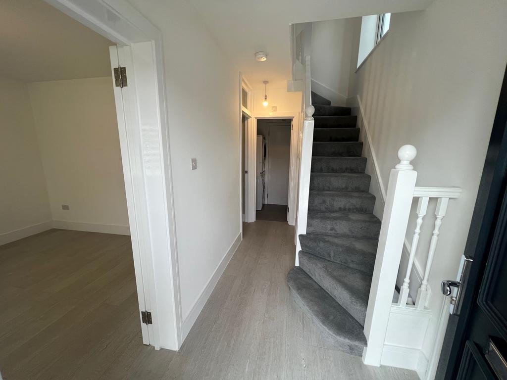 Osidge Lane, London N14 5 bed semi-detached house - £3,495 pcm (£807 pw)
