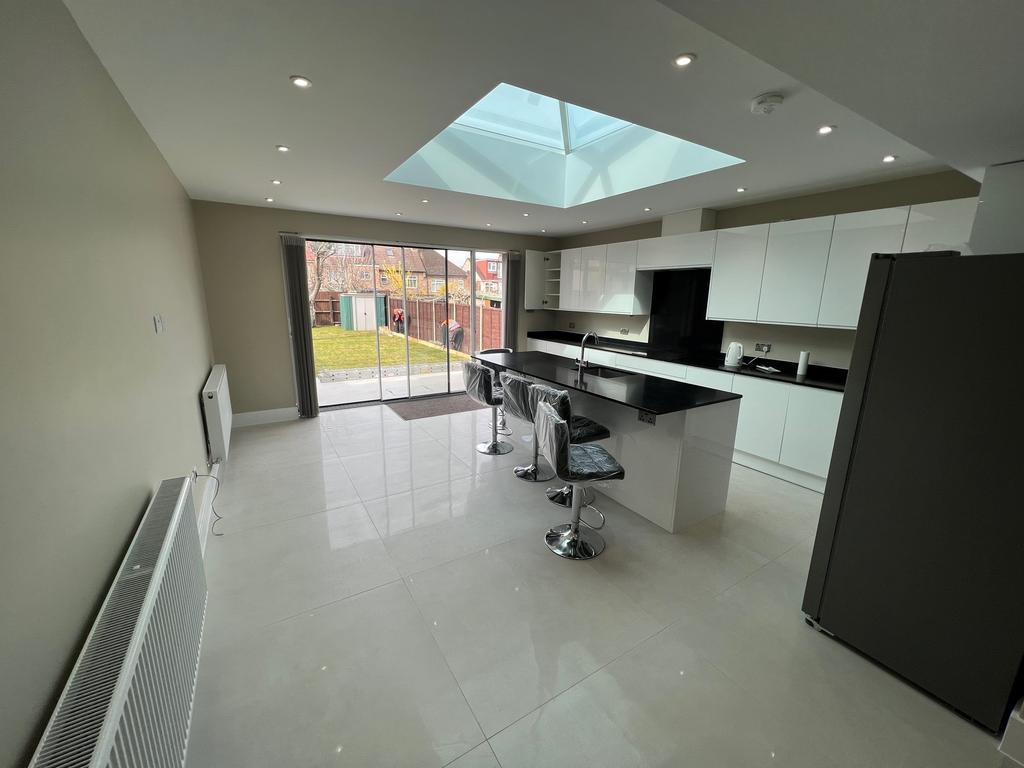 Osidge Lane, London N14 5 bed semi-detached house - £3,495 pcm (£807 pw)