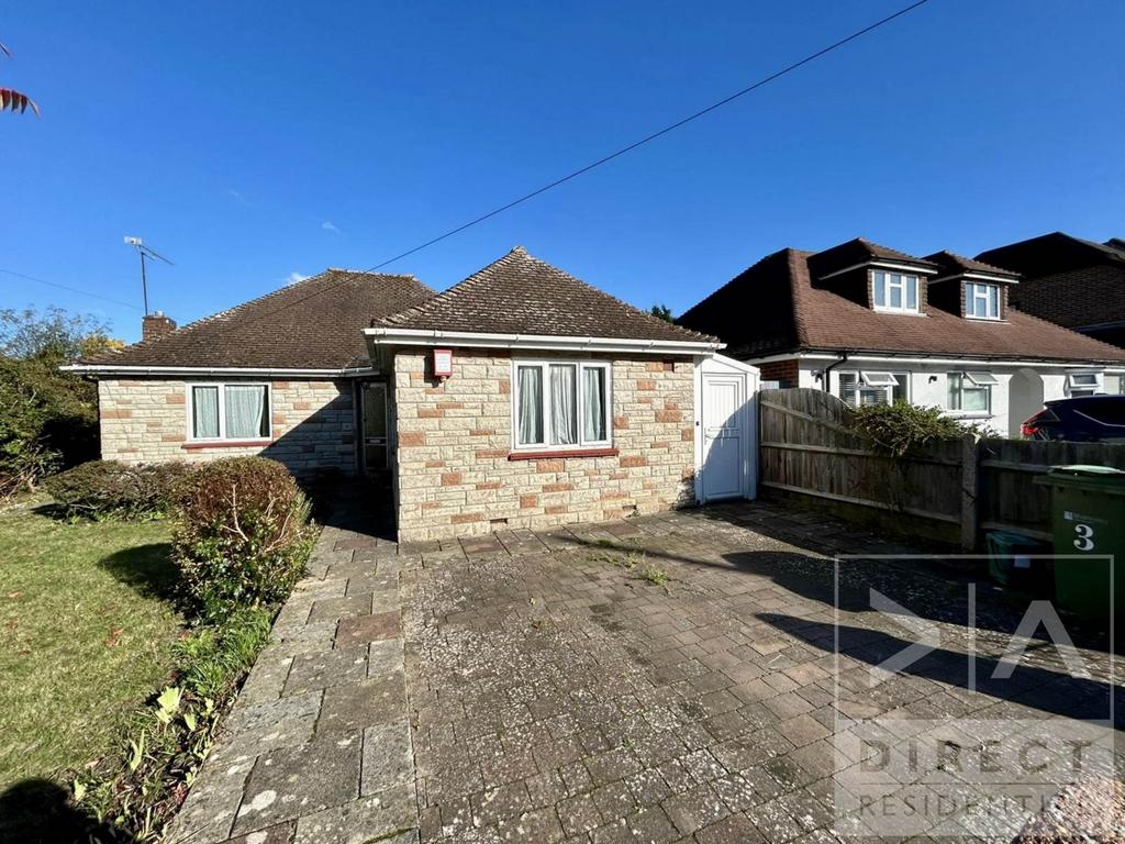 West Farm Close, Ashtead KT21 3 bed bungalow - £2,000 pcm (£462 pw)