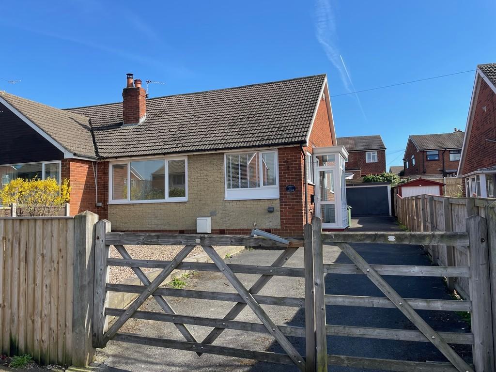 Hillhead Drive, Batley 2 bed semi-detached bungalow - £950 pcm (£219 pw)