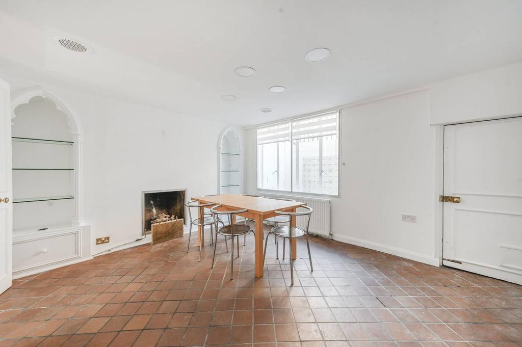 Graham Terrace, Sloane Square... 3 bed house - £5,417 pcm (£1,250 pw)