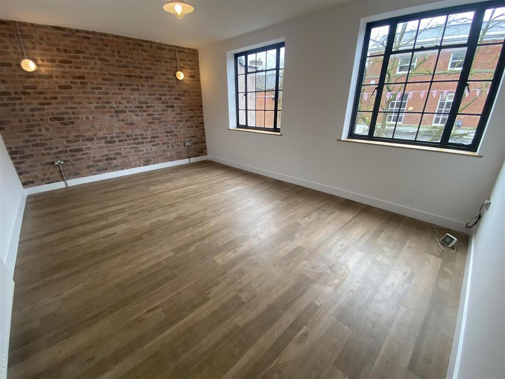 High Street, Stone 2 bed apartment - £900 pcm (£208 pw)