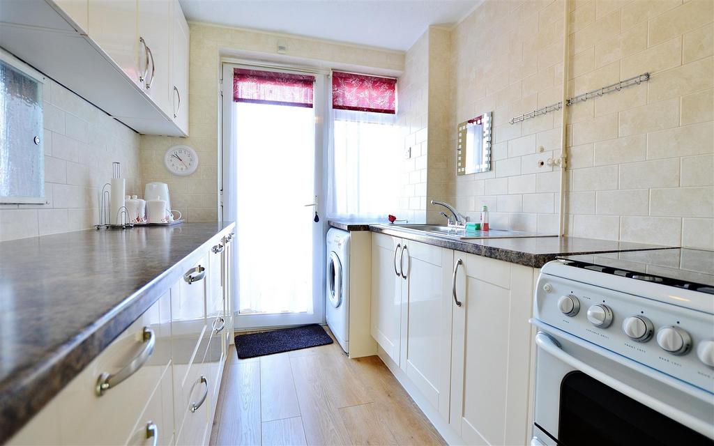 Lynch Hill Lane, Slough 2 bed terraced house - £350,000