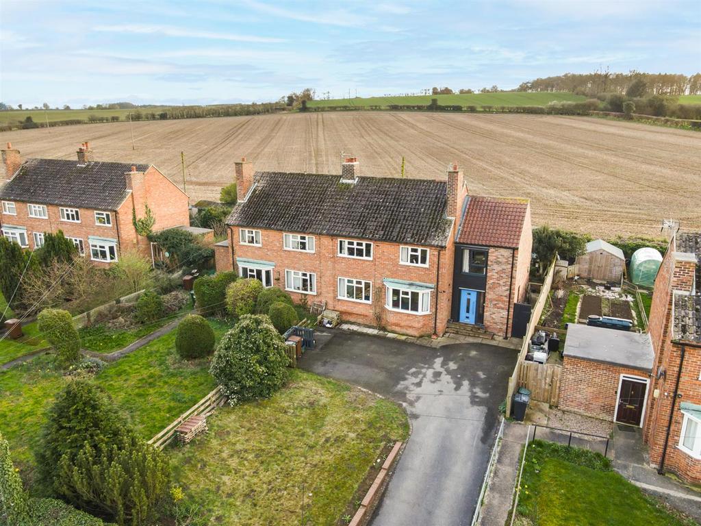 15 Chestnut Avenue, Welburn, York... 4 bed semi-detached house - £299,950