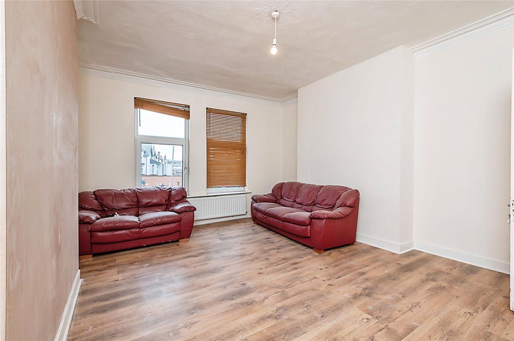 Street Lane, Leeds, West Yorkshire, LS17 4 bed flat - £350,000