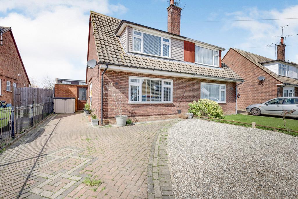 Eastbury Avenue, Rochford, SS4 3 bed semi-detached house - £340,000