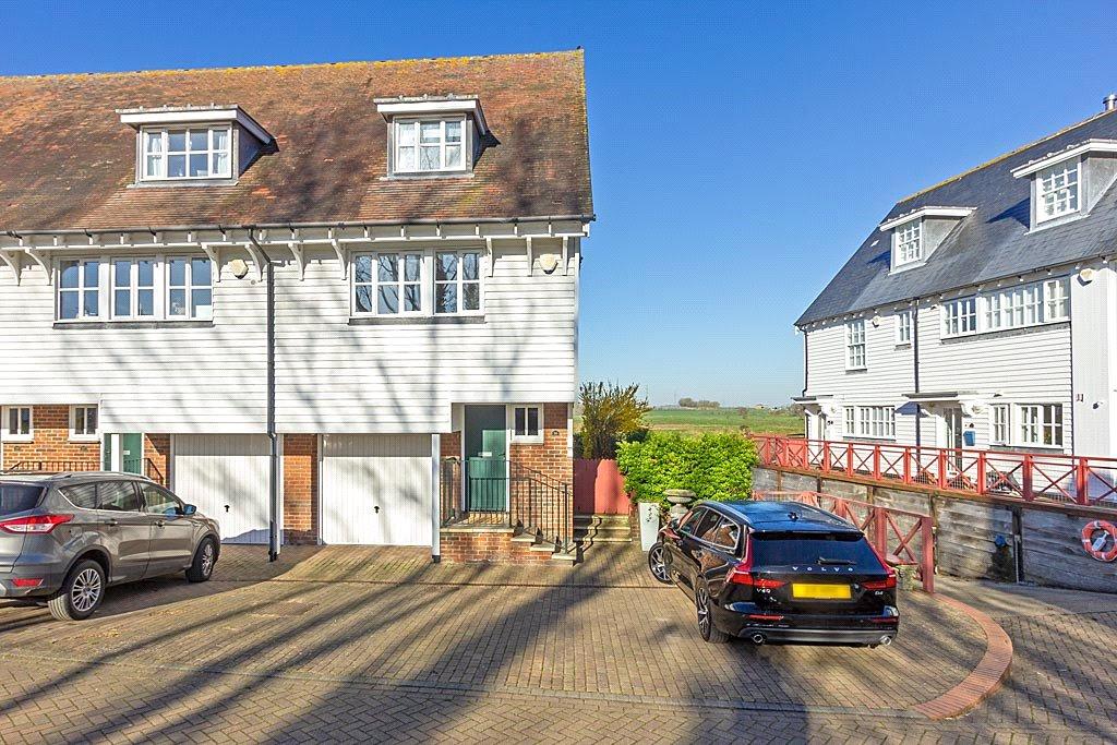 North Quay, Conyer, Sittingbourne, ME9 3 bed end of terrace house - £ ...