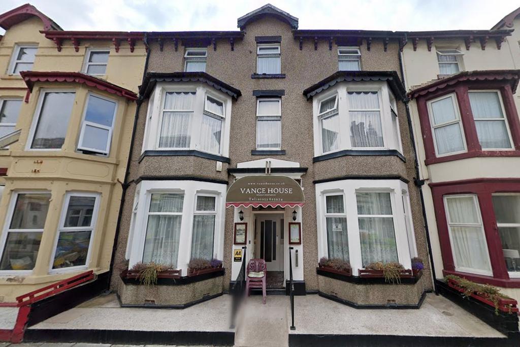 Blackpool FY1 1 bed flat - £37,000