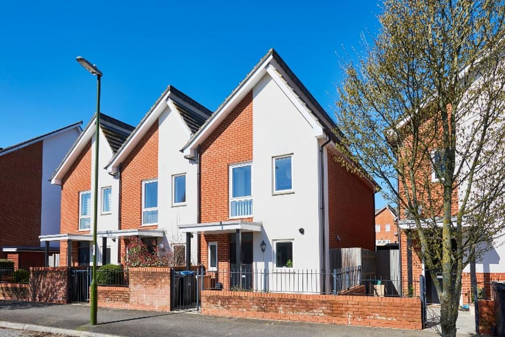 Woodvale Lane, Haywards Heath, RH16 2 bed end of terrace house - £350,000