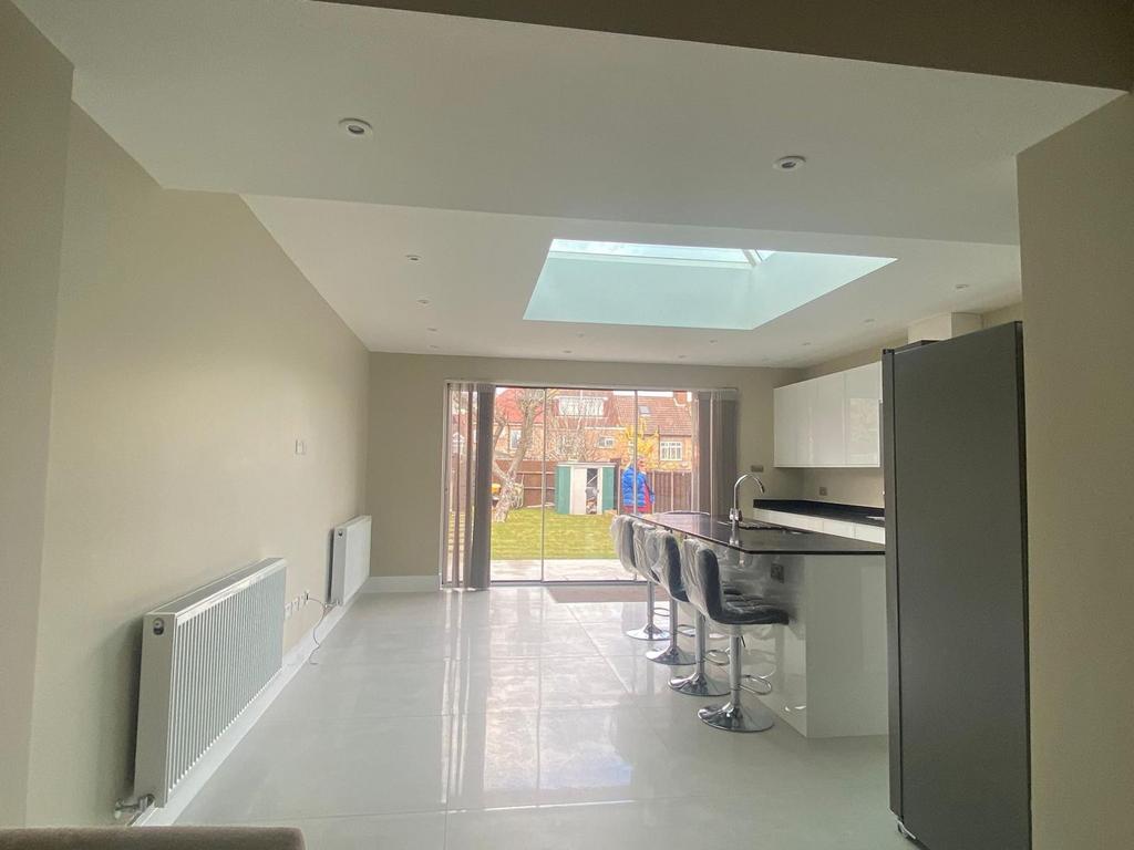 Osidge Lane, London, N14 5 bed semi-detached house - £3,495 pcm (£807 pw)