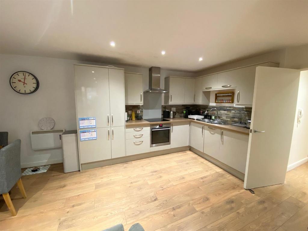 Ascote Lane, Dickens Heath, Shirley... 2 bed apartment - £895 pcm (£207 pw)