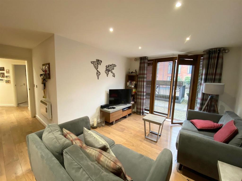 Ascote Lane, Dickens Heath, Shirley... 2 bed apartment - £895 pcm (£207 pw)