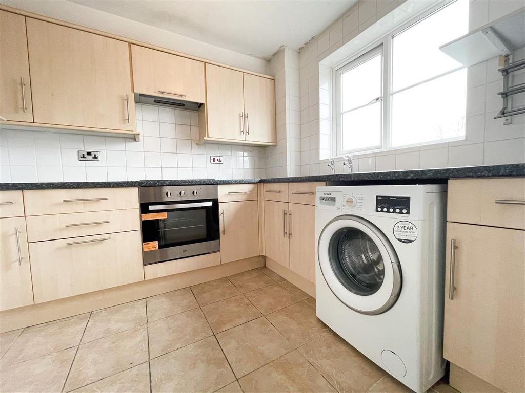 Tenney House, Curzon Drive, Grays 2 bed flat - £950 pcm (£219 pw)