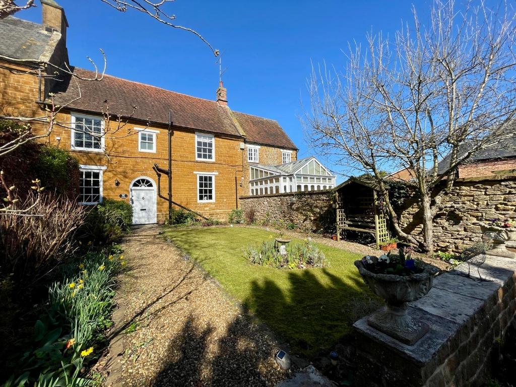 Rectory Lane, Milton Malsor, Northamptonshire NN7 3 bed cottage for ...