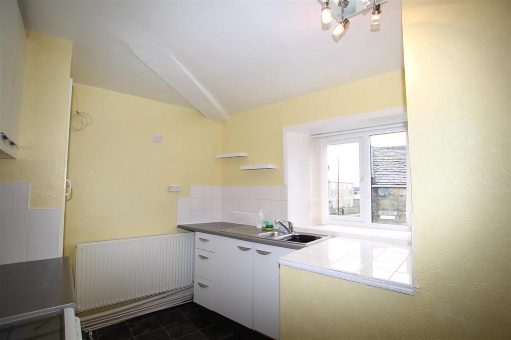 High Street, Wibsey, Bradford 2 bed apartment - £550 pcm (£127 pw)