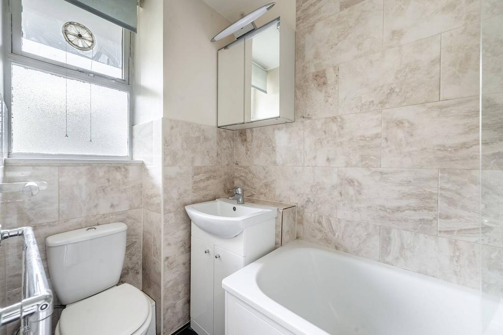 Churchill Gardens, Pimlico, London, SW1V Studio - £1,734 pcm (£400 pw)