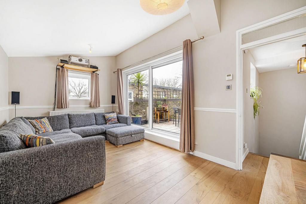 Union Road, SW4 3 bed maisonette - £580,000
