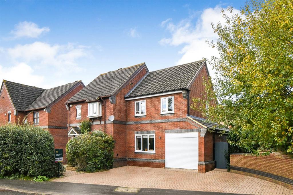 Hook RG27 4 bed link detached house - £525,000
