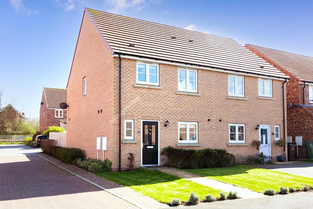 Maple Close, Market Weighton, York... 3 bed semi-detached house - £220,000