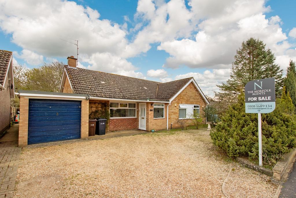 Rectory Close, Roydon 4 bed detached bungalow - £350,000
