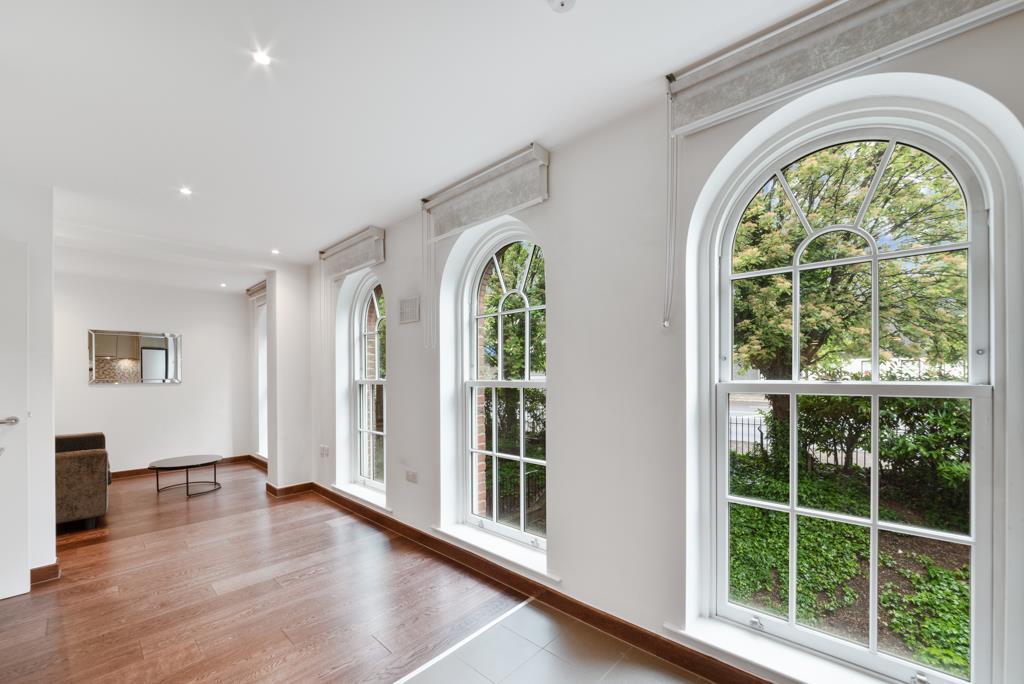 King Henry Terrace, The Highway... 2 bed flat - £2,102 pcm (£485 pw)