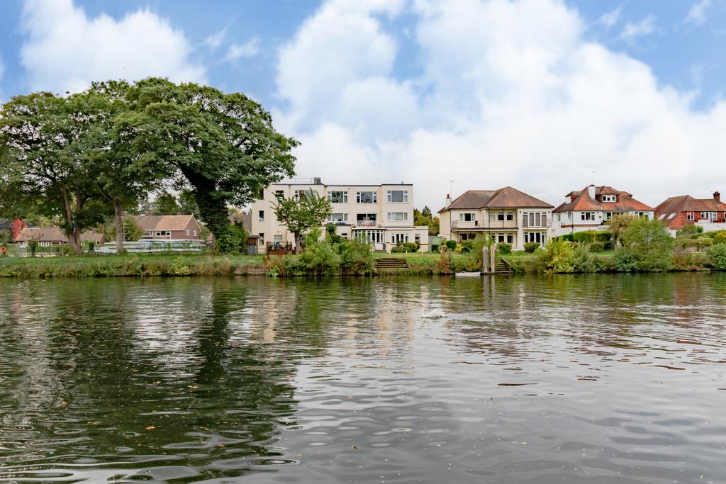Riverside Drive, Staines-upon-Thames... 2 bed apartment - £1,850 pcm (£ ...