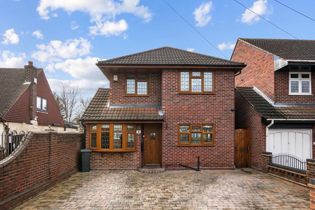 11 Warwick Road, RM13 9XU 4 bed detached house - £2,500 pcm (£577 pw)