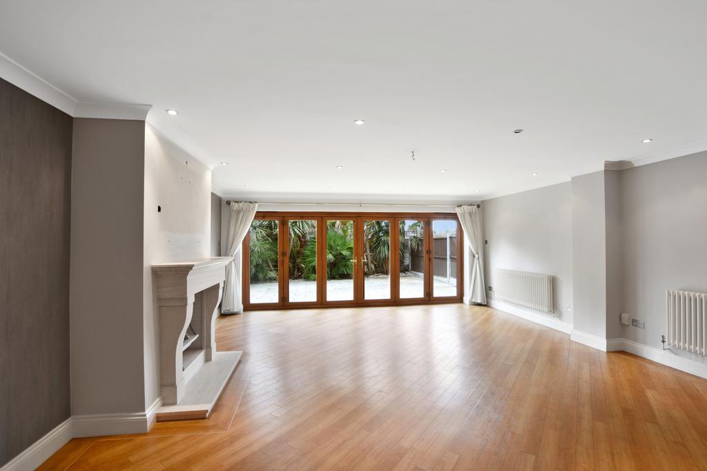 11 Warwick Road, RM13 9XU 4 bed detached house - £2,500 pcm (£577 pw)