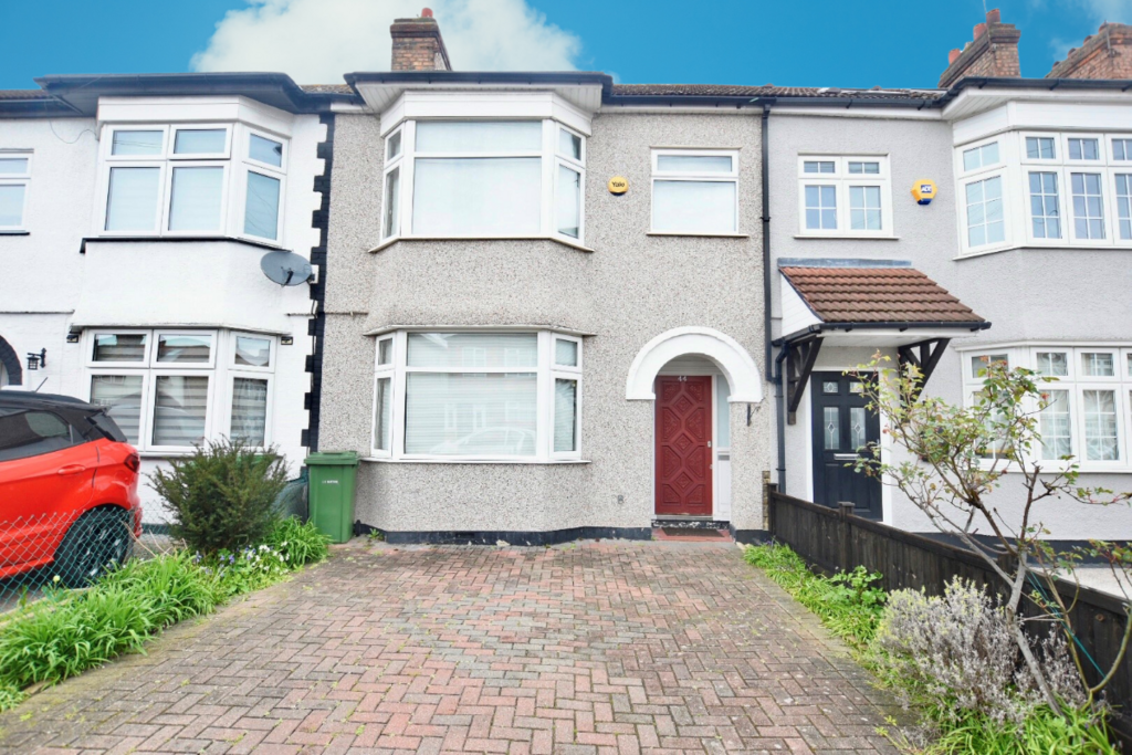 Norwood Avenue, RM7 3 bed terraced house - £1,950 pcm (£450 pw)