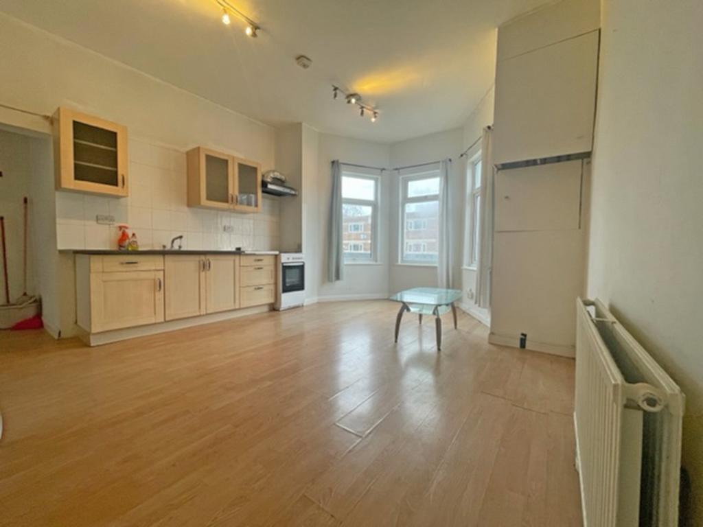 Cranbrook Road, Ilford, Essex, IG1 1 bed flat - £1,400 pcm (£323 pw)