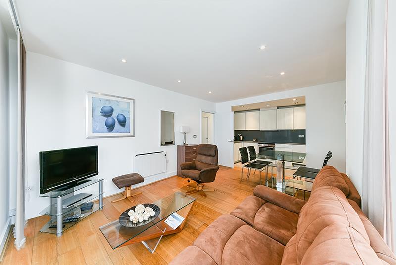Christopher Court, Leman Street... 2 bed flat - £2,817 pcm (£650 pw)