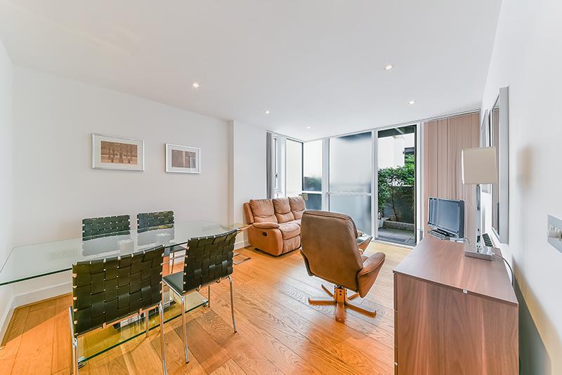 Christopher Court, Leman Street... 2 bed flat - £2,817 pcm (£650 pw)