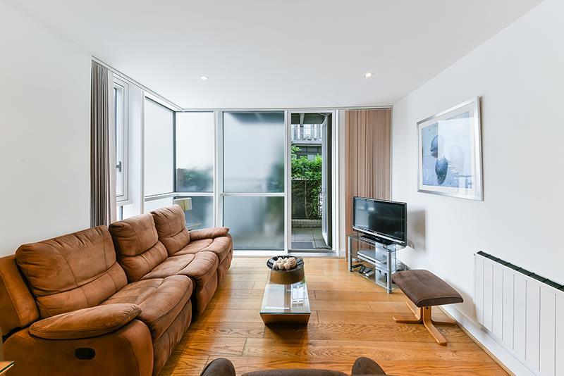 Christopher Court, Leman Street... 2 bed flat - £2,817 pcm (£650 pw)