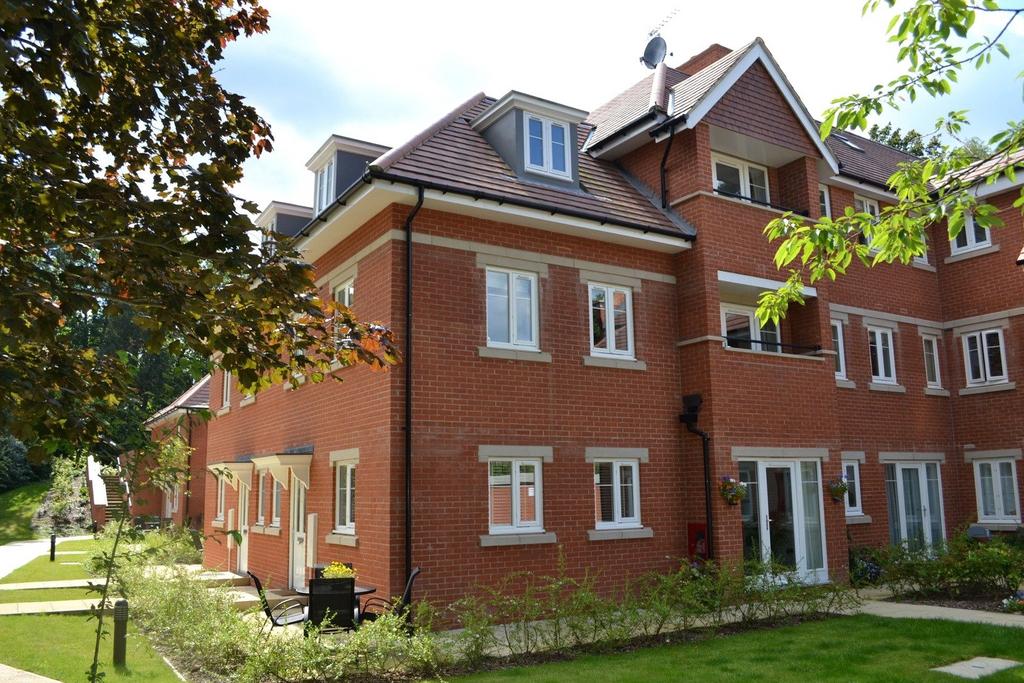 Sandy Lane, Woking, GU22 2 bed apartment - £1,700 pcm (£392 pw)