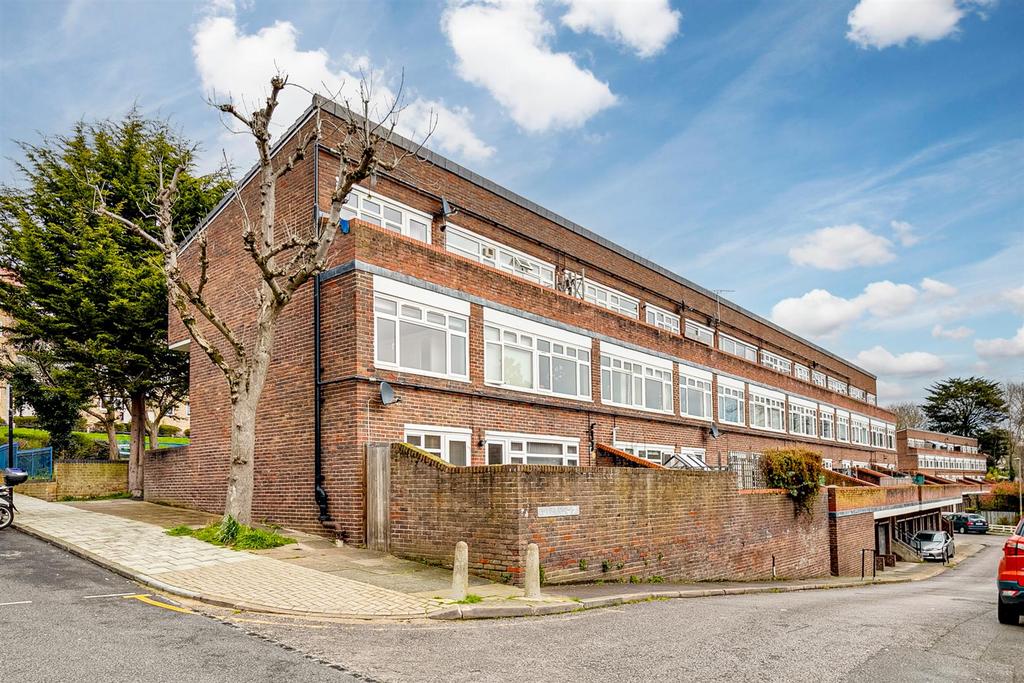 Blincoe Close, London 3 bed flat - £2,300 pcm (£531 pw)