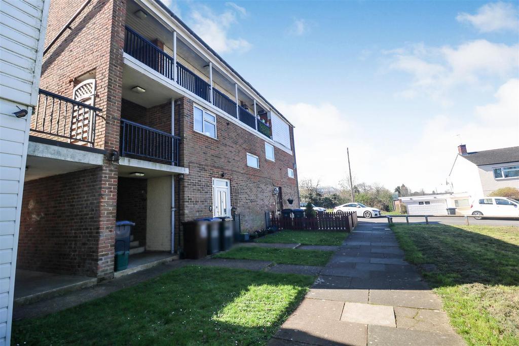Altham Grove, Harlow 1 bed apartment - £140,000