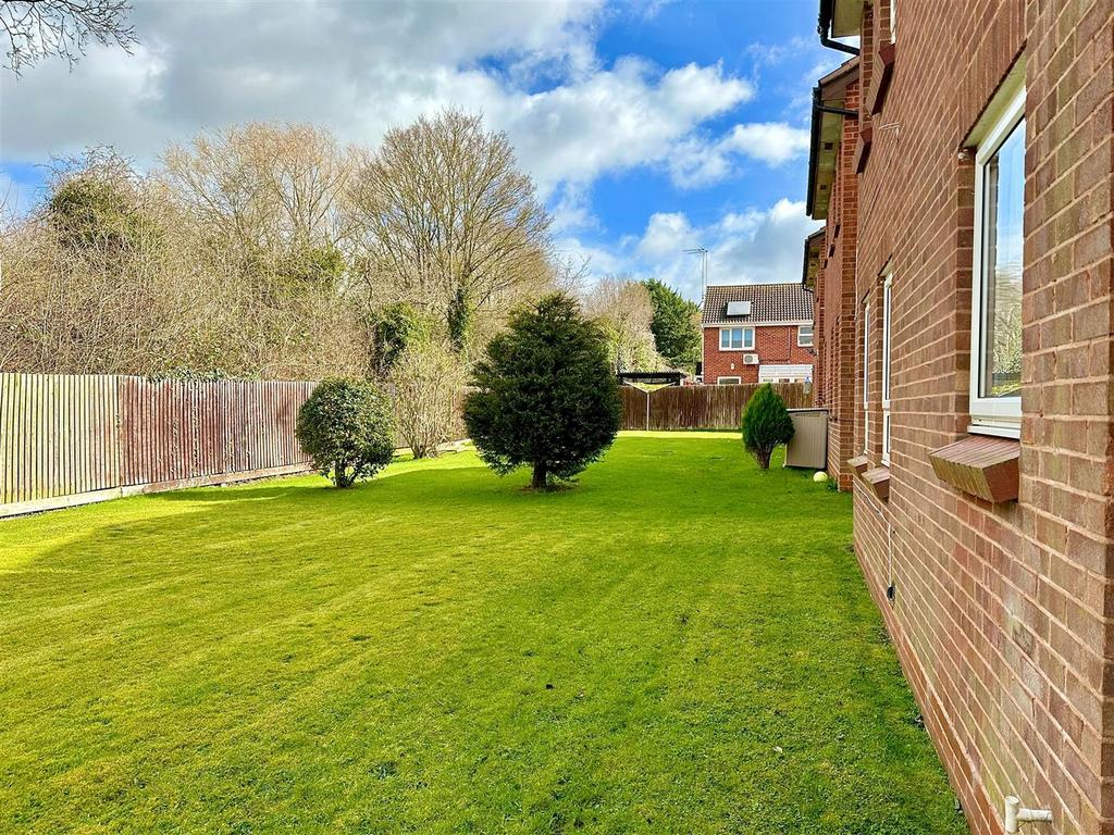 Rufford Close, Alcester Studio - £80,000