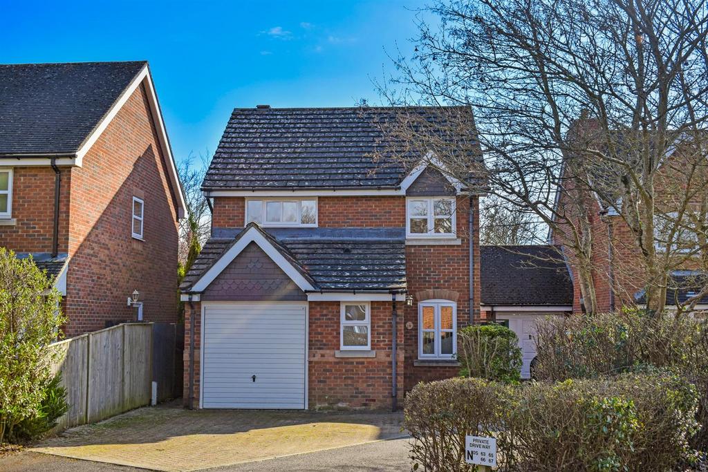 Vitre Gardens, Lymington 3 bed detached house - £1,500 pcm (£346 pw)