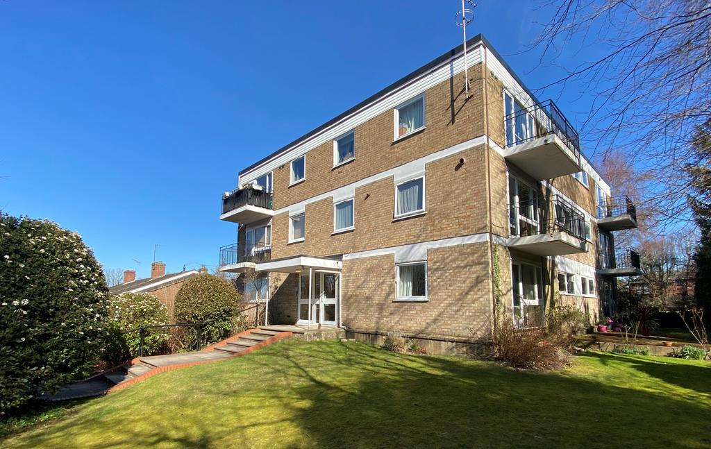 Compton Court, Upper Edgeborough... 1 bed apartment - £1,300 pcm (£300 pw)