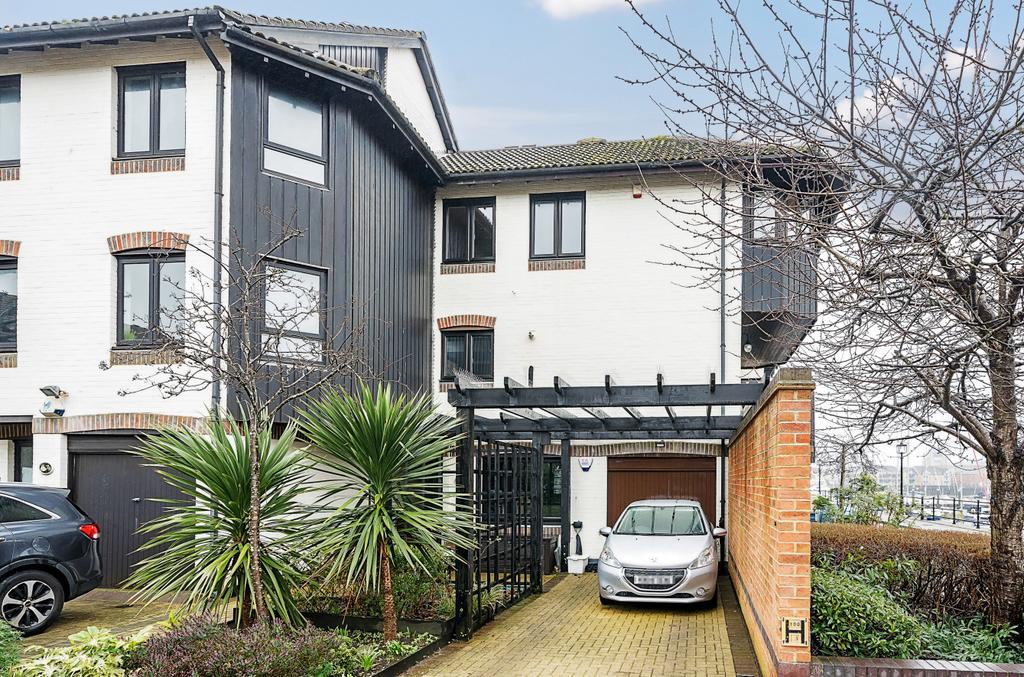 Channel Way, Ocean Village, Southampton, Hampshire, SO14 4 bed ...