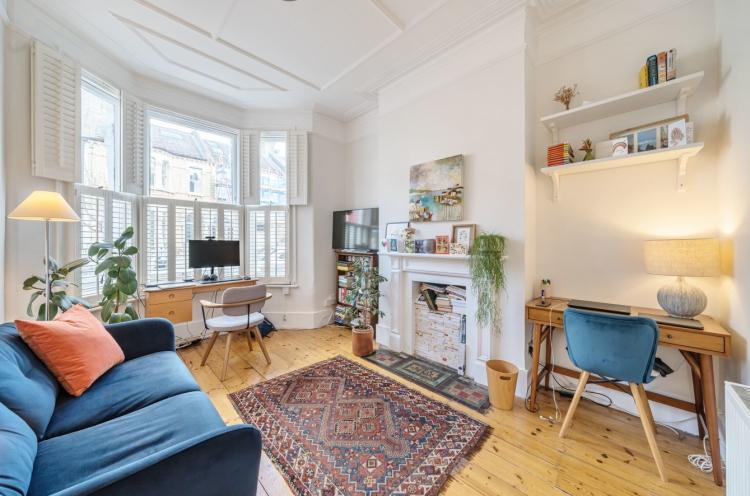 Stormont Road London SW11 2 bed apartment - £2,400 pcm (£554 pw)